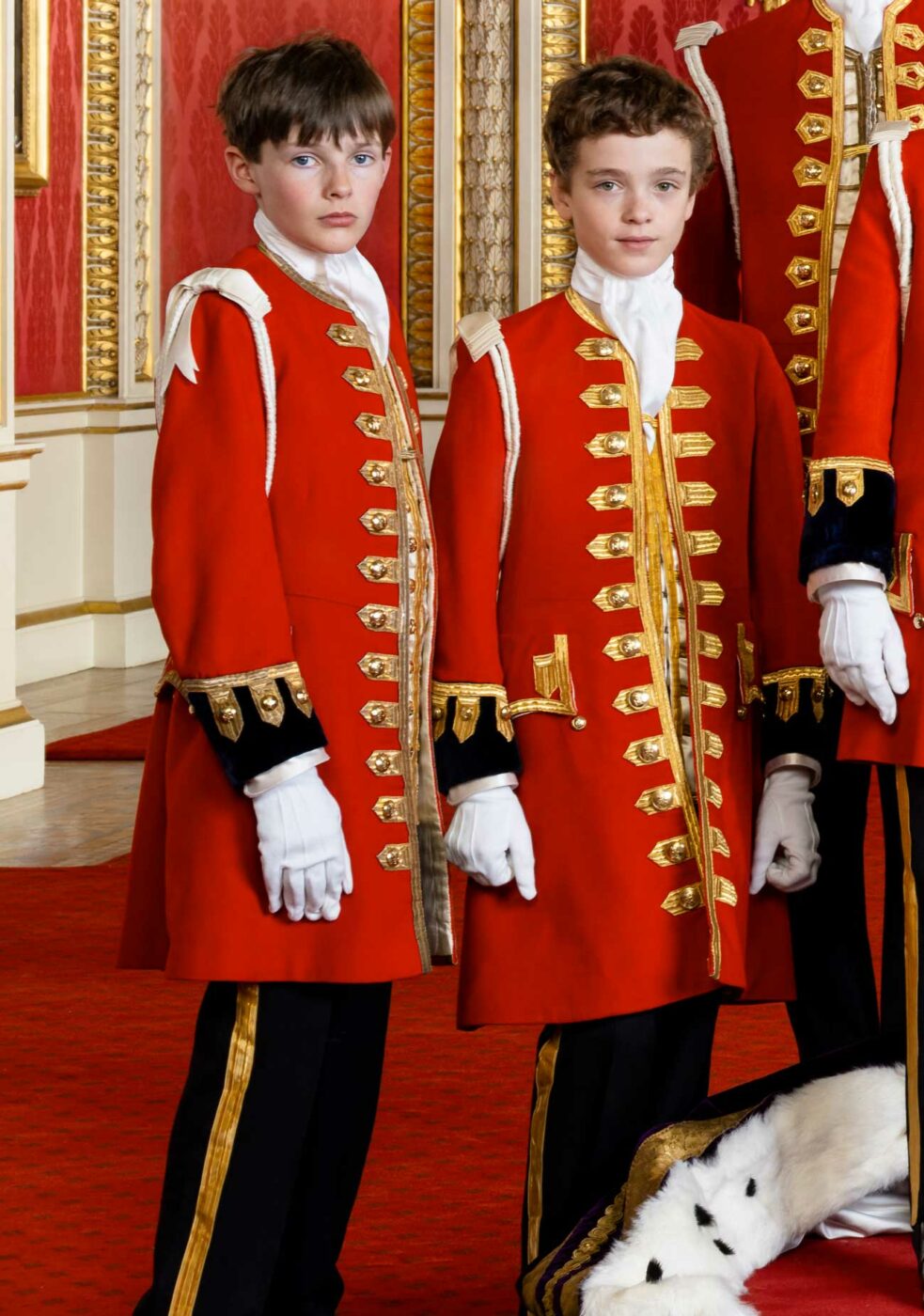 Portraits officiels de Charles III avec les deux futurs rois en costume ...