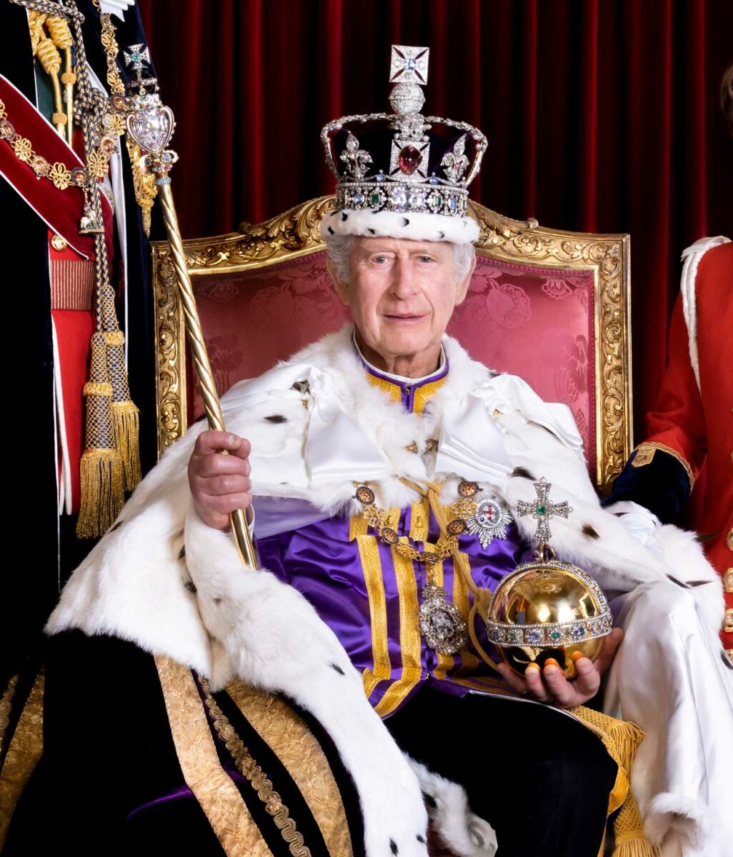 Portraits officiels de Charles III avec les deux futurs rois en costume ...