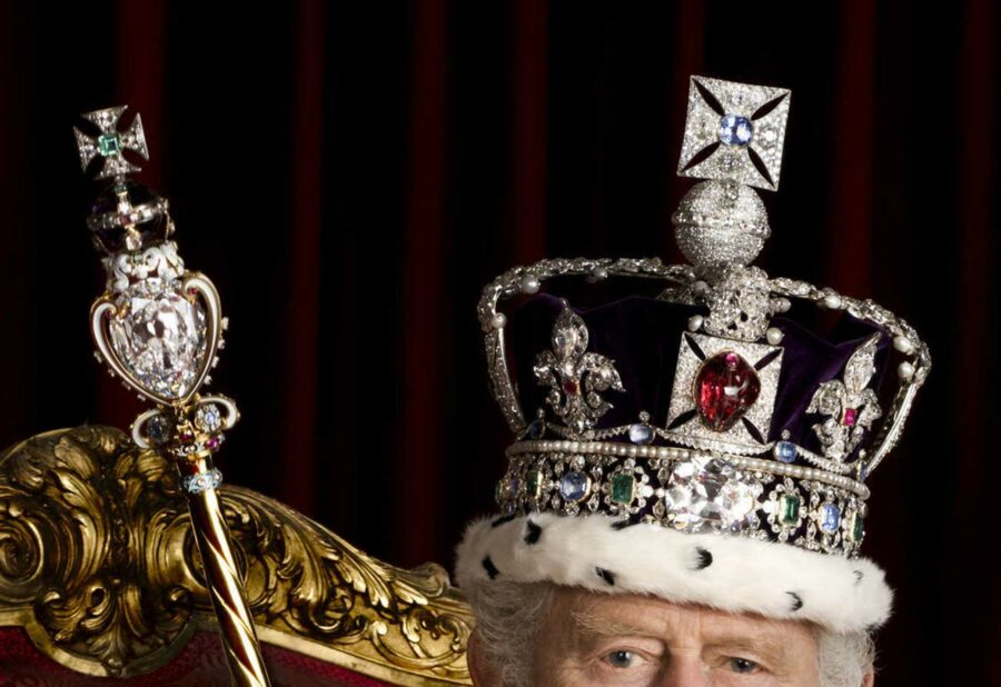 Portraits officiels du roi Charles III et de la reine Camilla couronnés ...