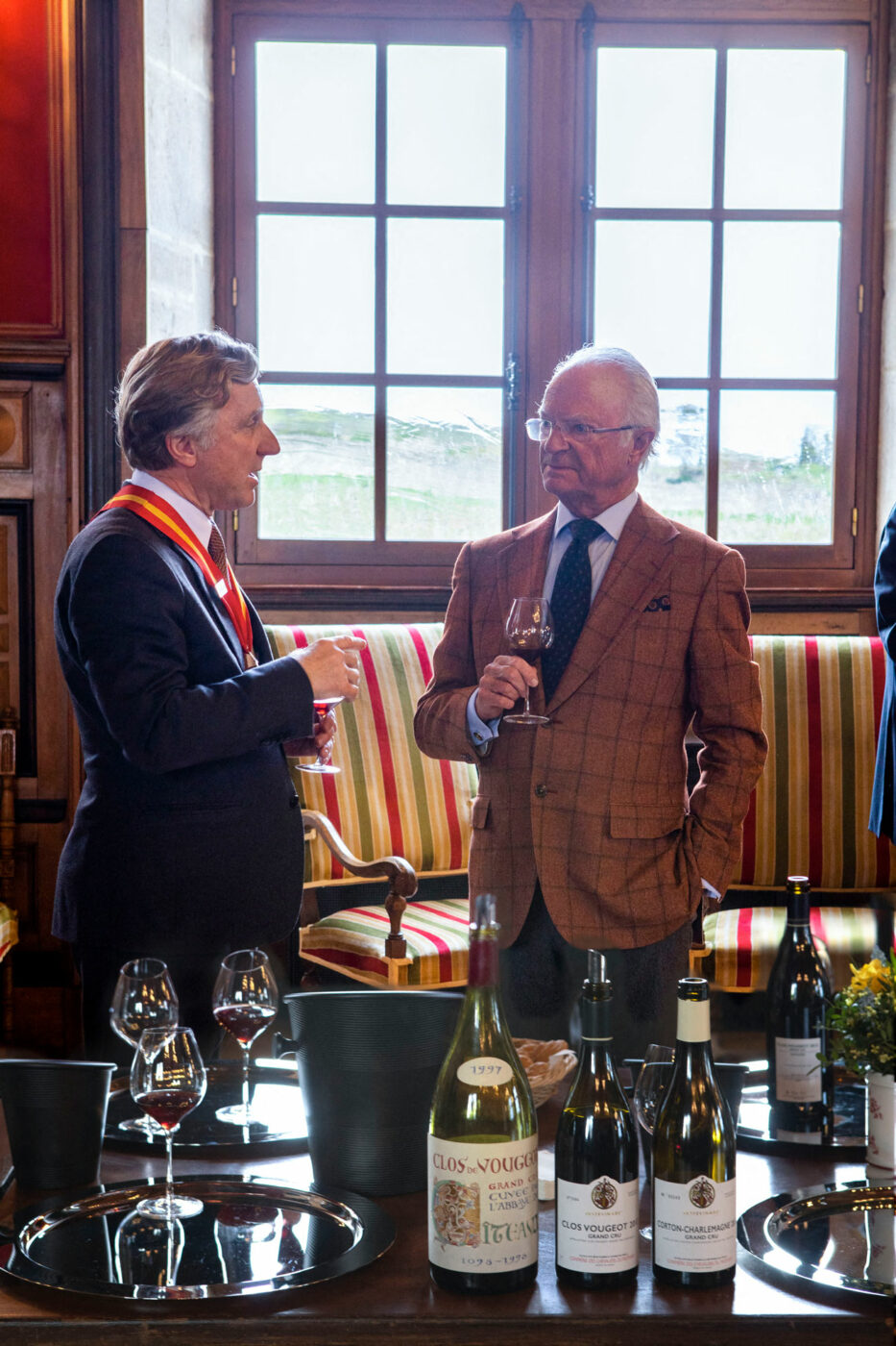 Le roi de Suède admis dans la confrérie des chevaliers du Tastevin au ...