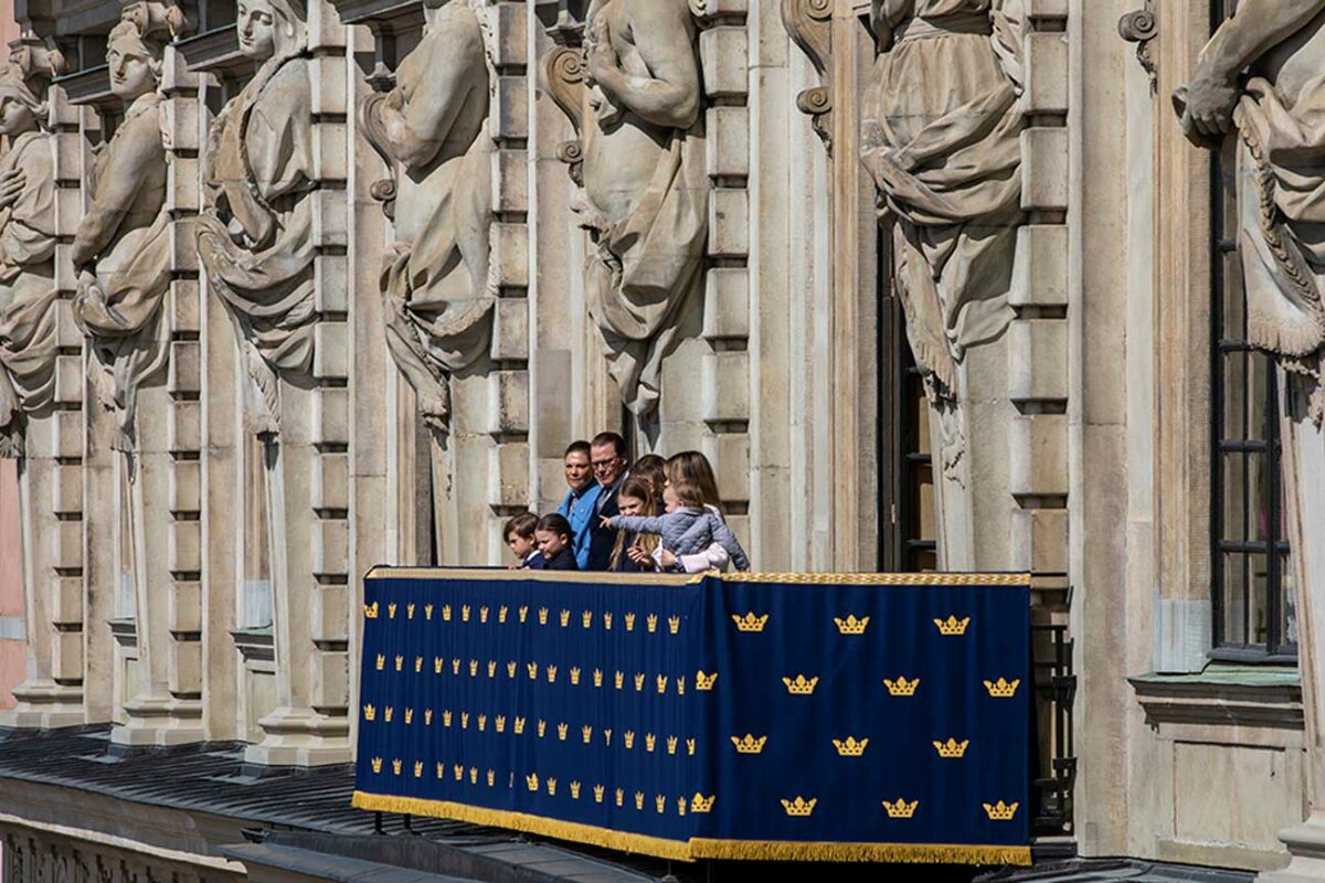 La famille royale au balcon et au vent pour célébrer les 77 ans du roi ...