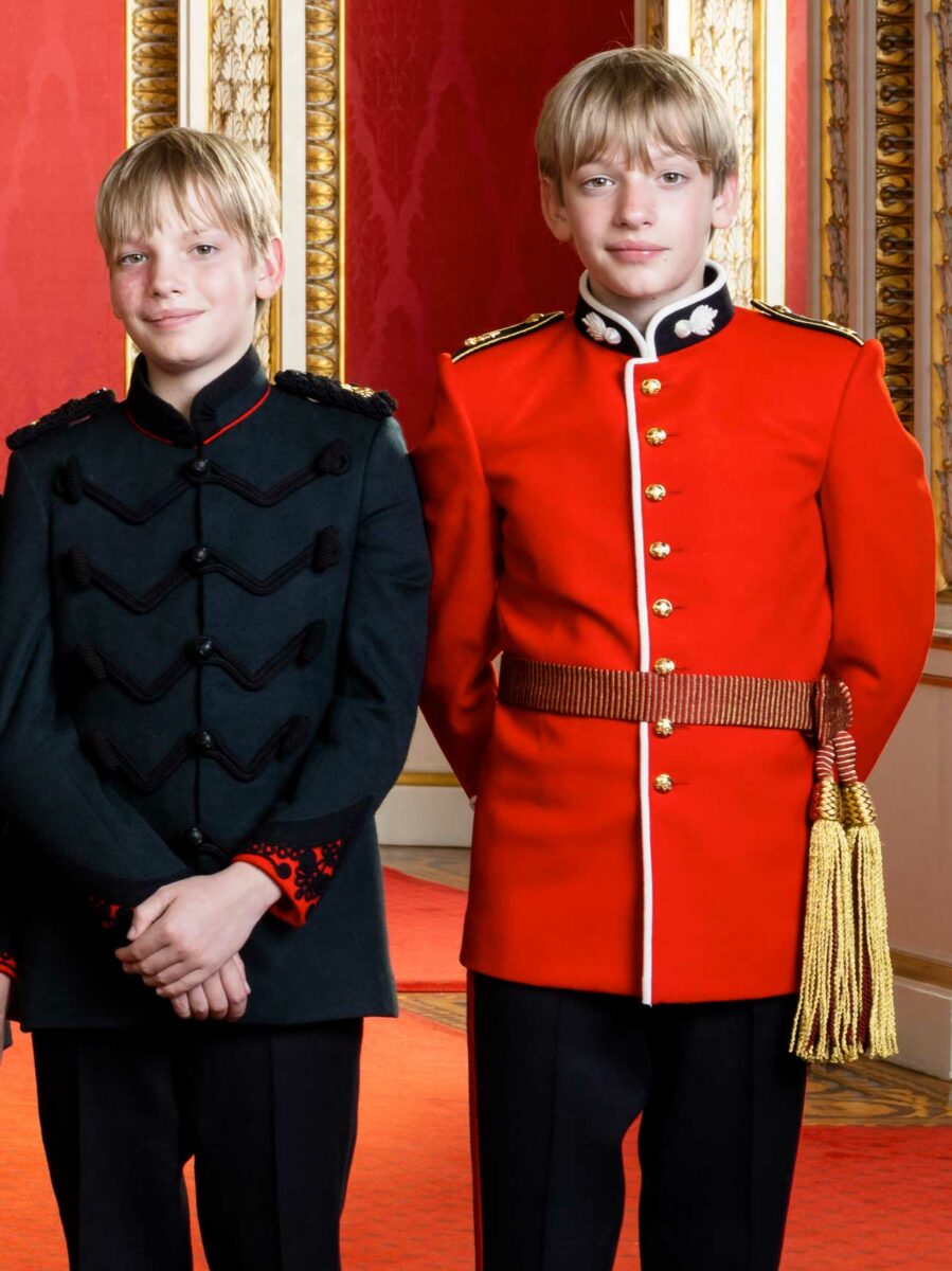 Portraits officiels de Charles III avec les deux futurs rois en costume ...