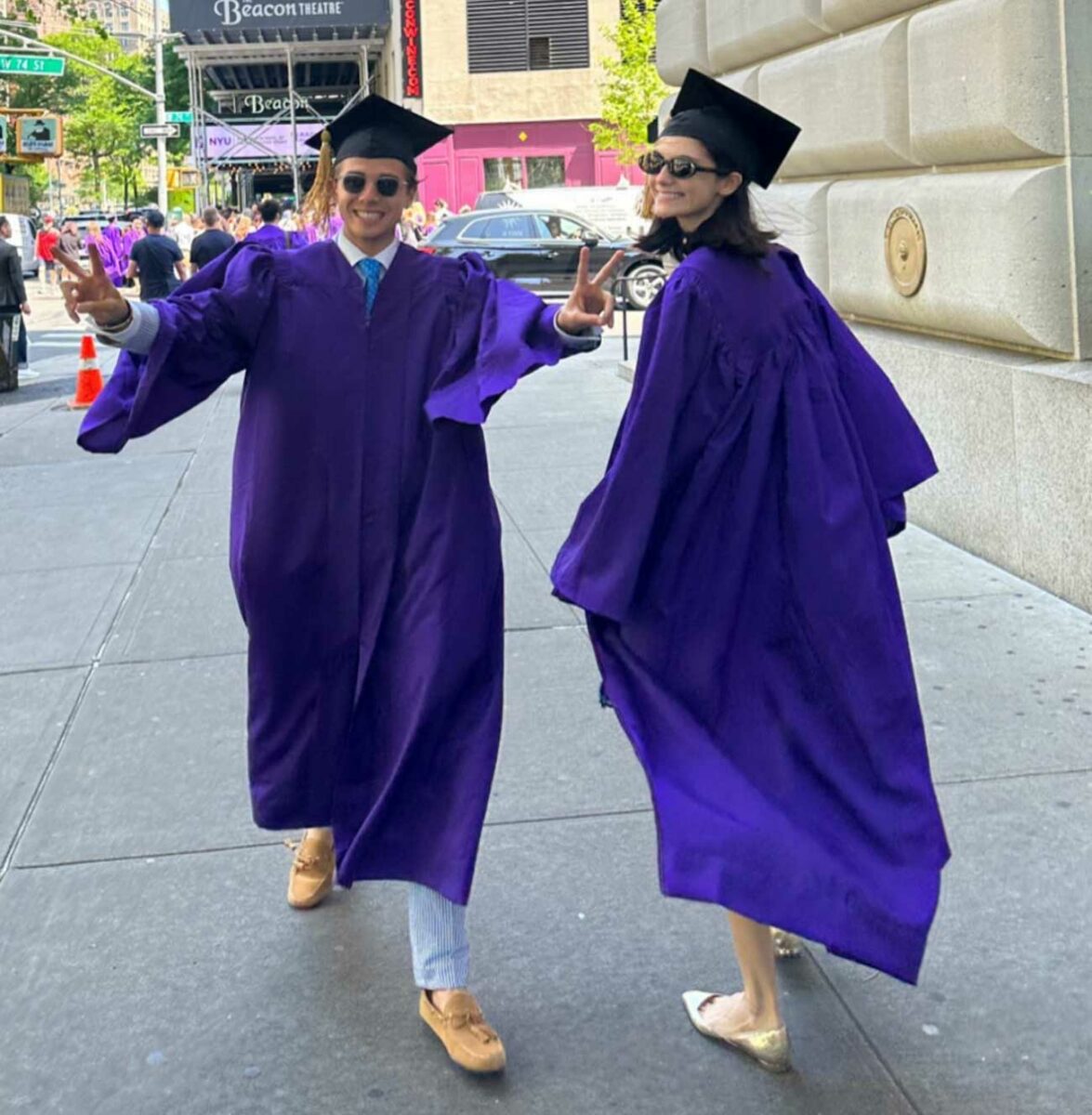 Le prince Achileas diplômé de NYU avec sa petite amie : la famille ...