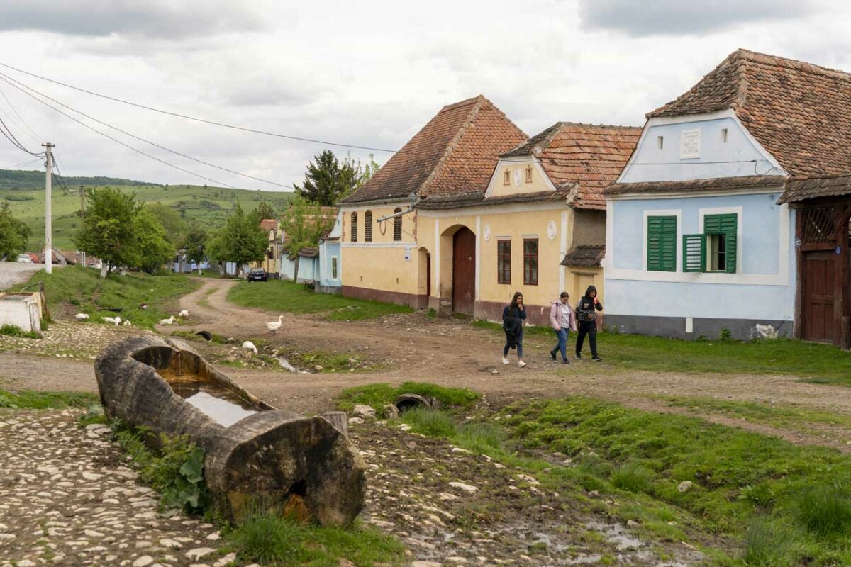 À l'intérieur de la modeste ferme bleue du roi Charles III en Roumanie ...