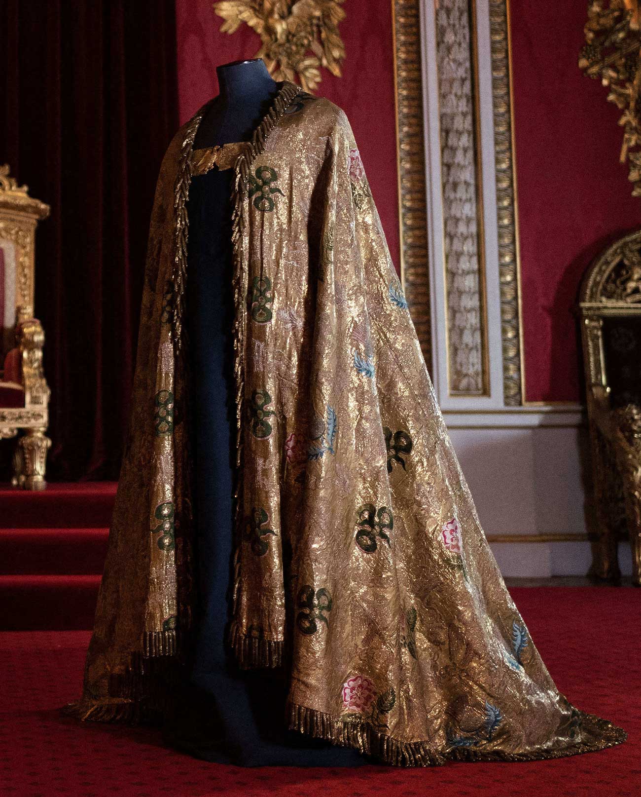 La Supertunica et le Colobium sindonis : les robes que portera Charles ...