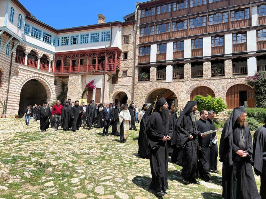 Le prince héritier Alexander au mont Athos pour décorer le monastère de ...