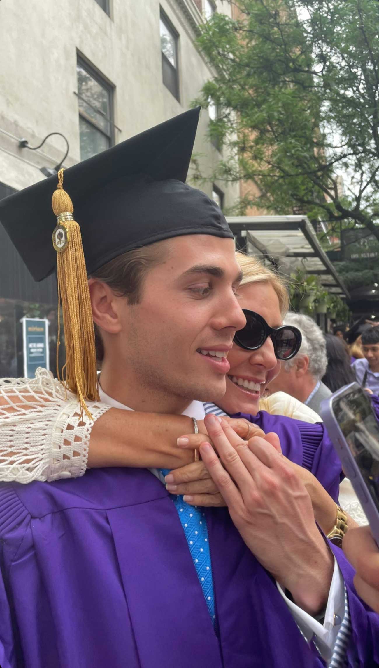 Le prince Achileas diplômé de NYU avec sa petite amie : la famille ...
