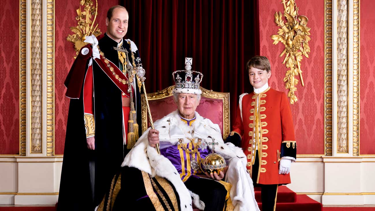 Portraits officiels de Charles III avec les deux futurs rois en costume ...