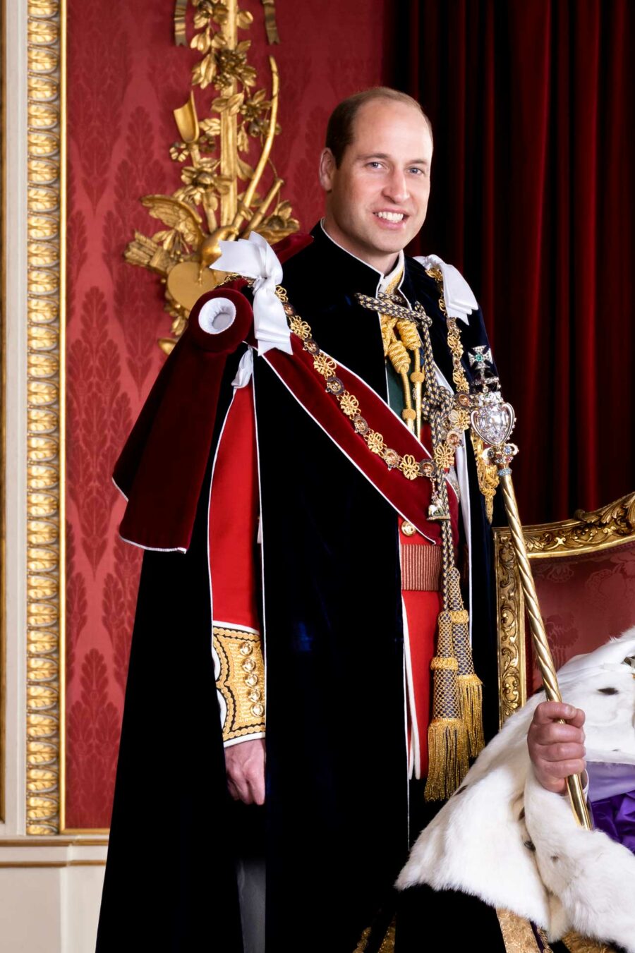 Portraits officiels de Charles III avec les deux futurs rois en costume de couronnement : une ...