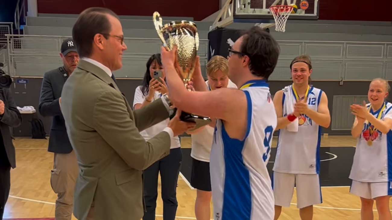 Le prince Daniel récompense les champions de la Ligue spéciale de basket