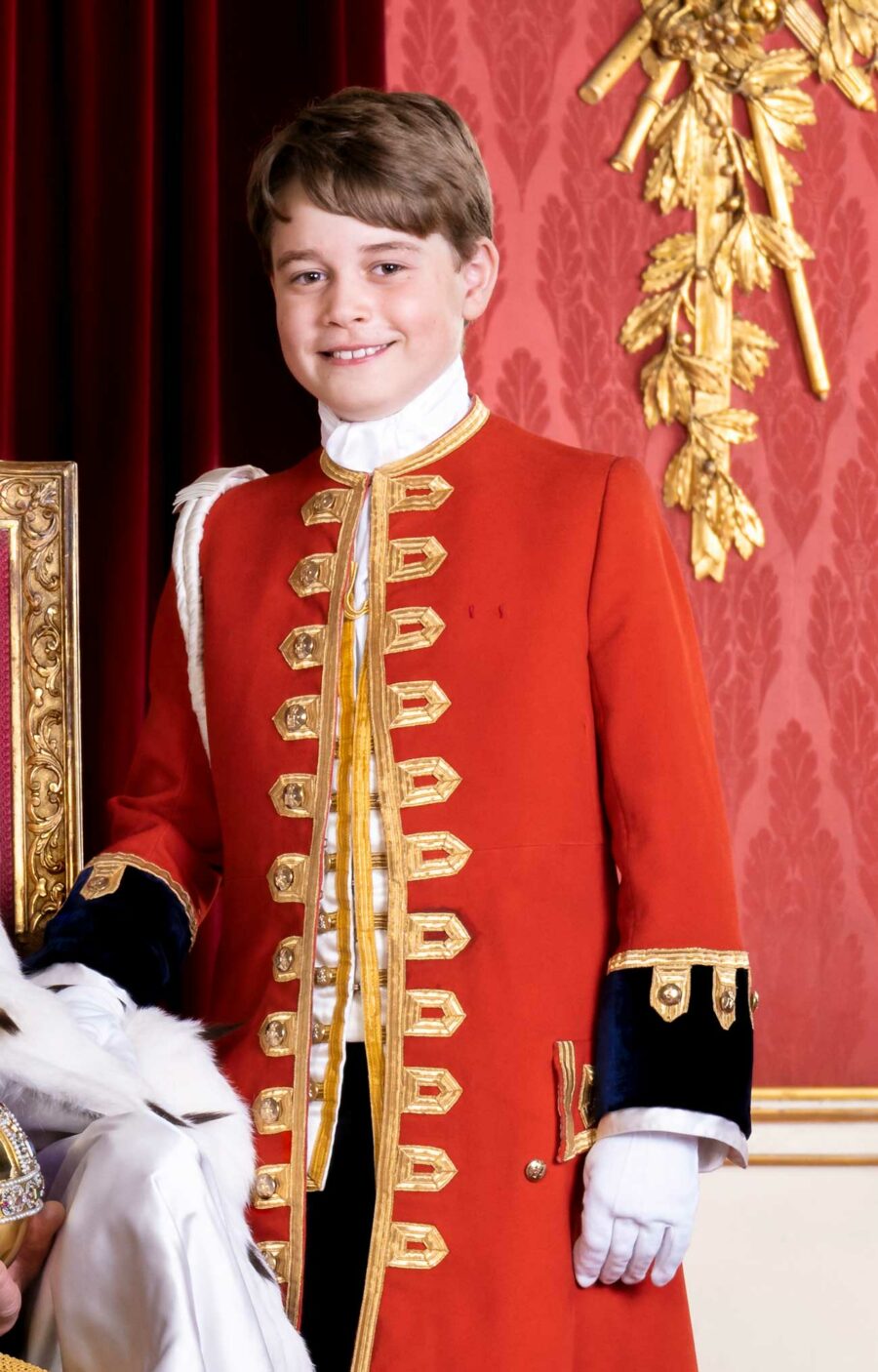 Portraits officiels de Charles III avec les deux futurs rois en costume de couronnement : une ...