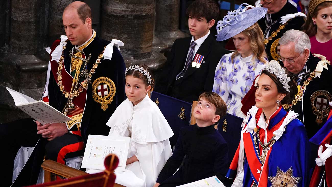 George, Charlotte et Louis de Galles au couronnement de leur grand-père ...