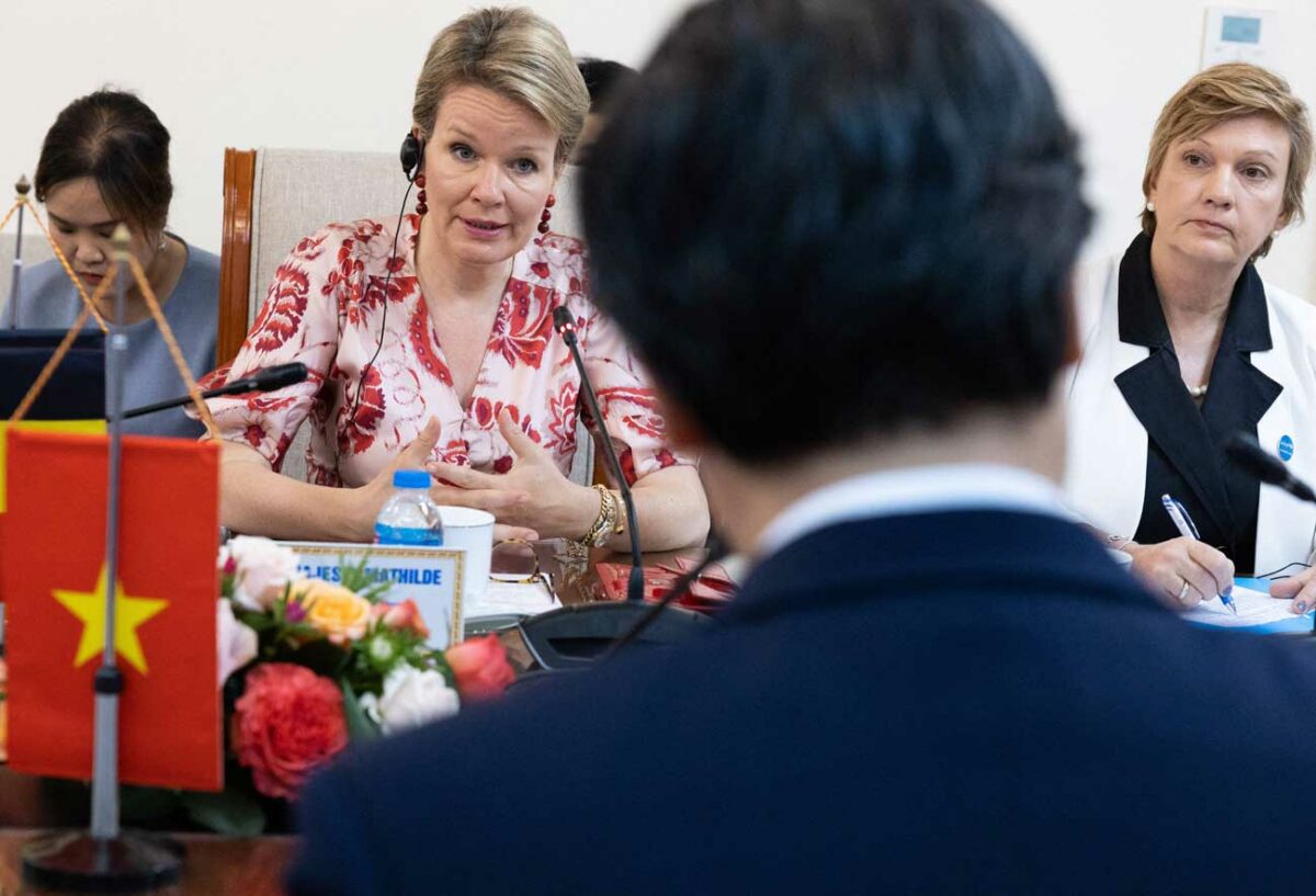 La reine Mathilde accueillie par le président vietnamien à son arrivée ...