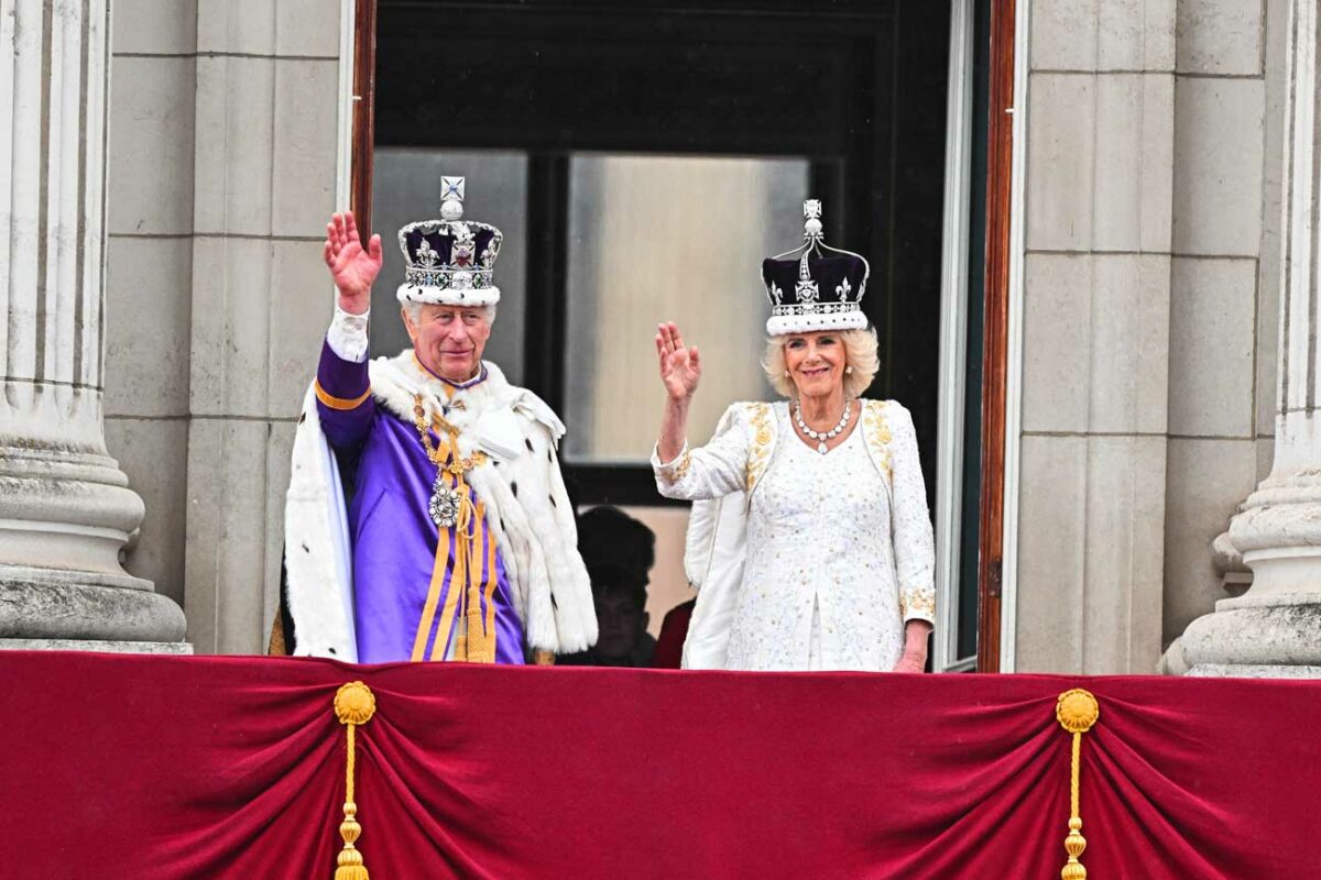 Le roi Charles III et la reine Camilla apparaissent couronnés au balcon ...