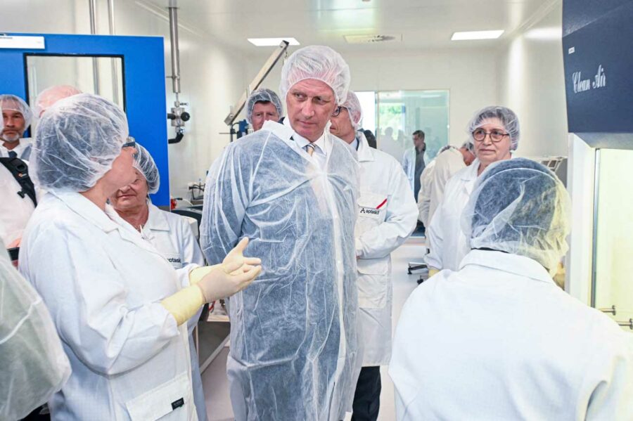 Le roi Philippe s'intéresse aux formations dans le secteur prometteur ...