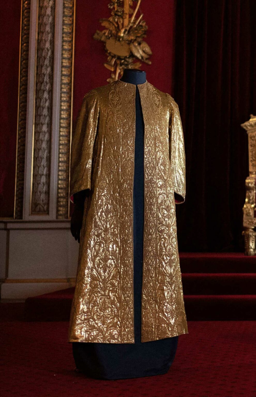La Supertunica et le Colobium sindonis : les robes que portera Charles ...