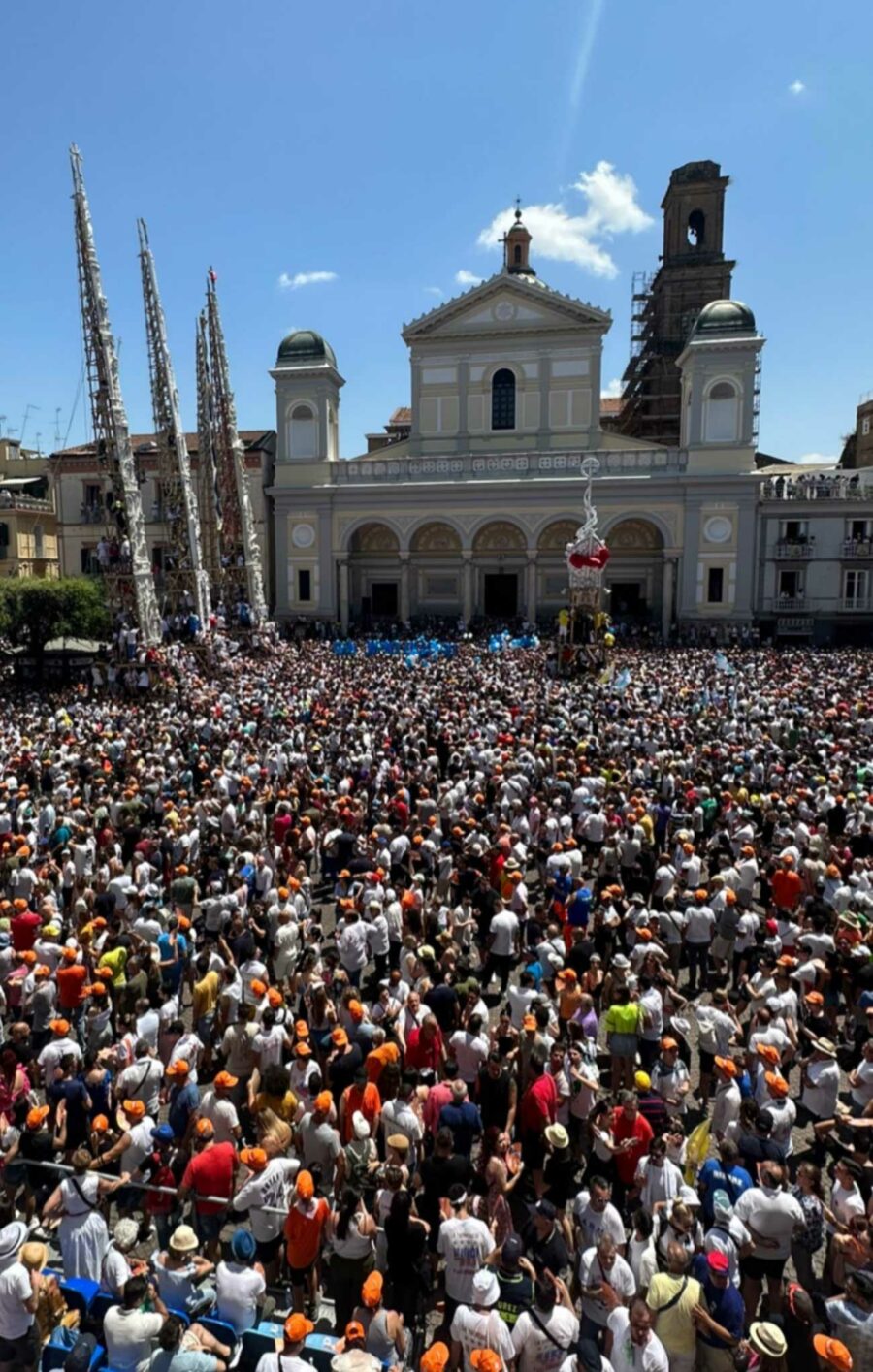 La famille royale des Deux-Siciles acclamée pour son retour à Naples à ...