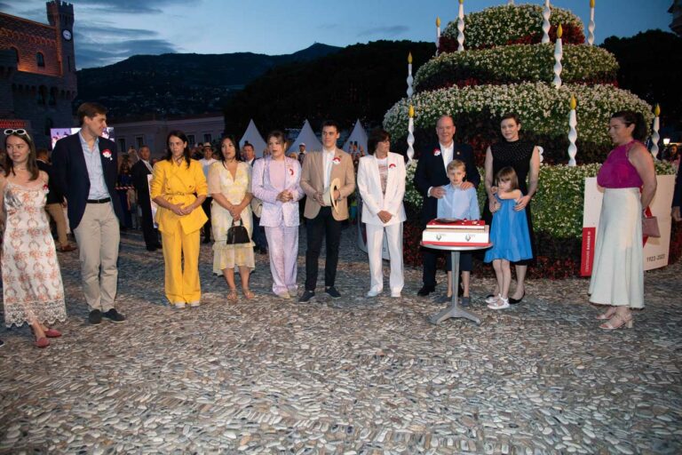 Albert II, Caroline et Stéphanie défilent à bord de voitures anciennes ...