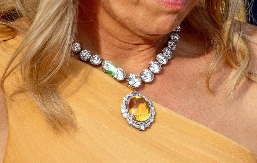 La reine Máxima dans une robe déesse à côté de la reine Mathilde et sa ...