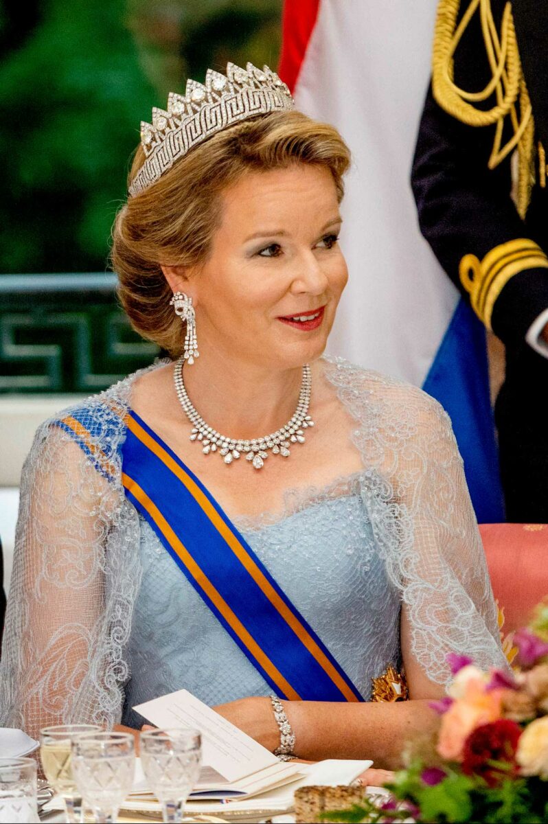 La reine Mathilde en Armani et avec une version bandeau du diadème des ...