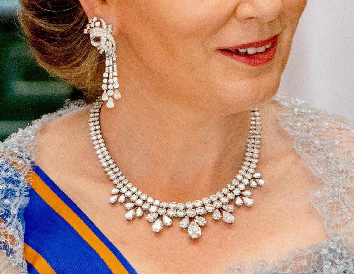 Un nouveau diadème et une robe Natan pour la princesse Élisabeth de ...