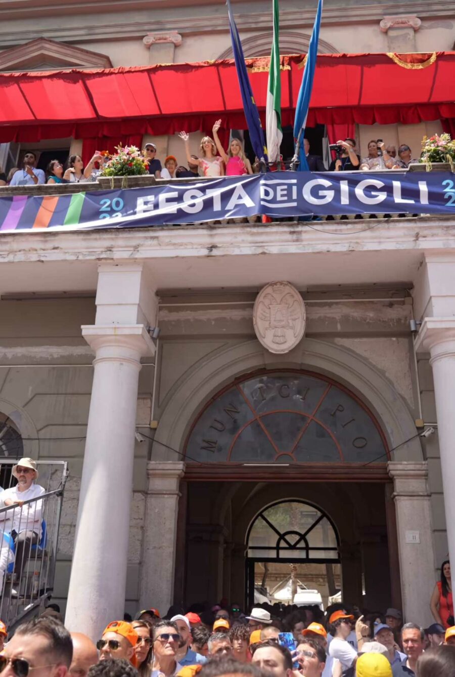 La famille royale des Deux-Siciles acclamée pour son retour à Naples à ...