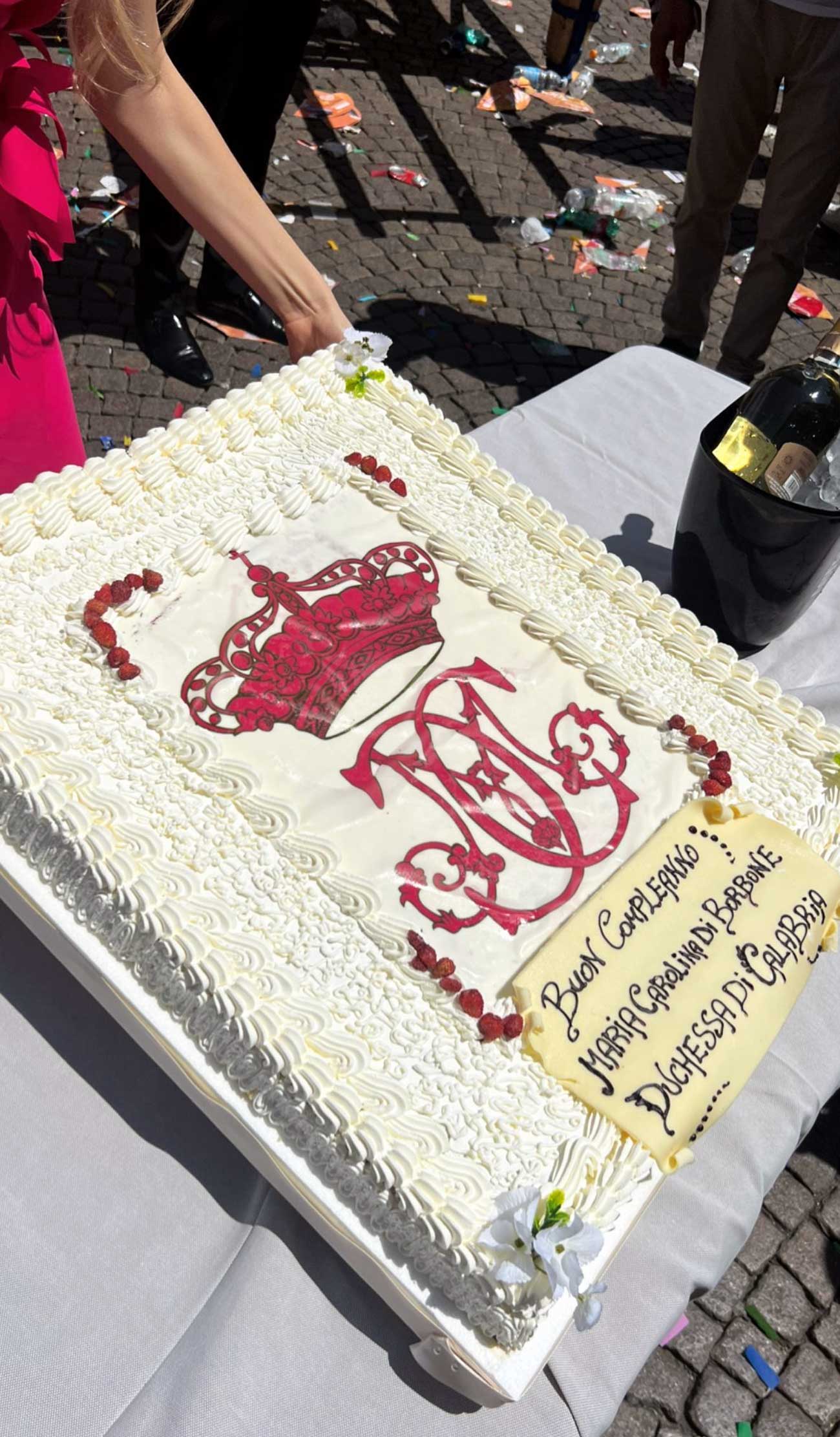 La famille royale des Deux-Siciles acclamée pour son retour à Naples à ...