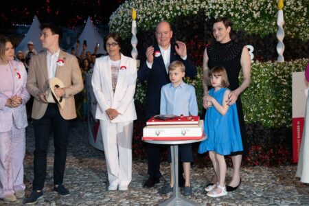 Albert II, Caroline et Stéphanie défilent à bord de voitures anciennes ...
