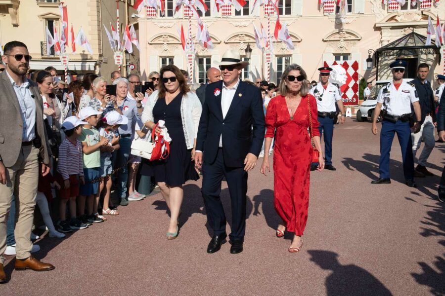 Albert II, Caroline et Stéphanie défilent à bord de voitures anciennes ...