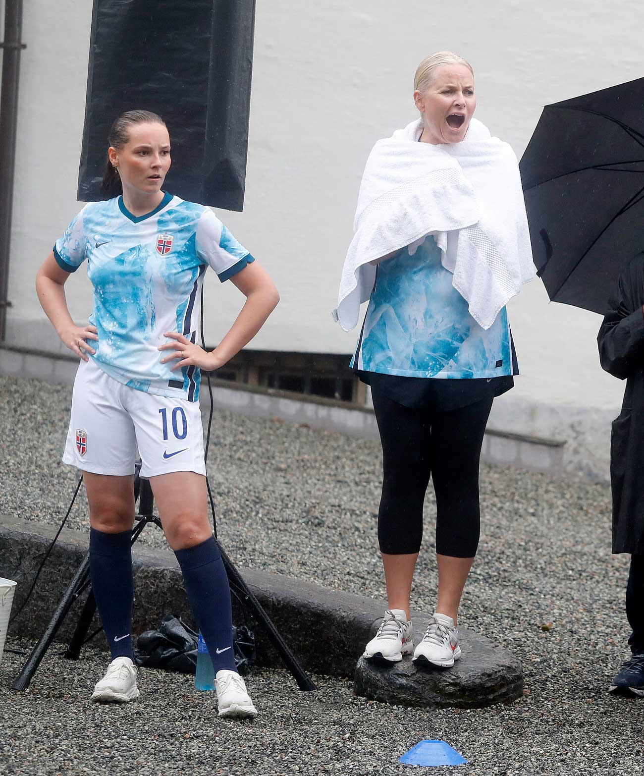 La famille héritière détrempée et battue au football : la princesse ...