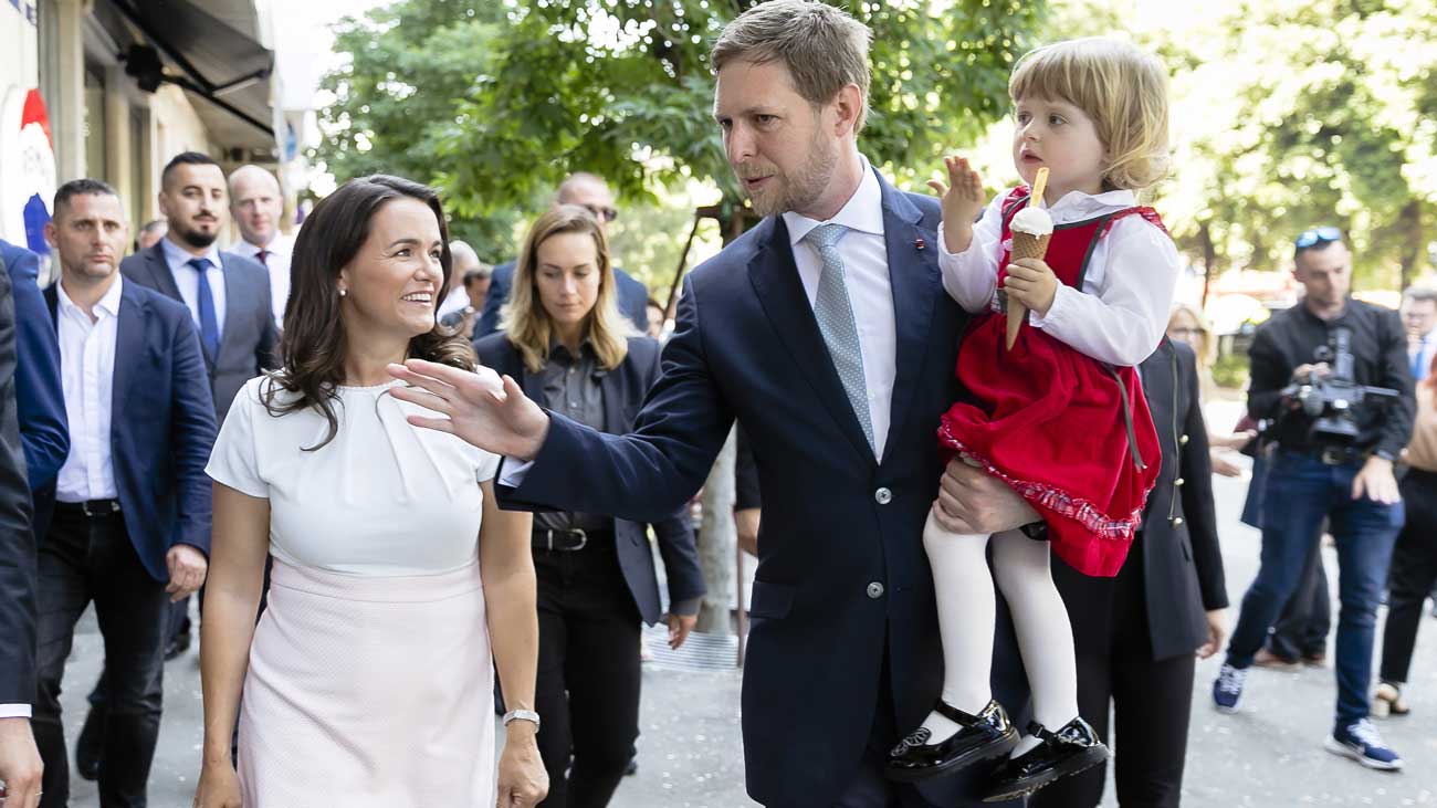 La présidente hongroise offre une glace à la princesse Géraldine ...