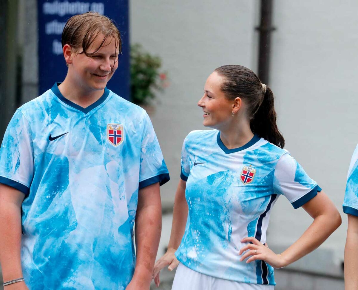 Prinsesse Ingrid Alexandra og prins Sverre Magnus spiller i regnet for ...