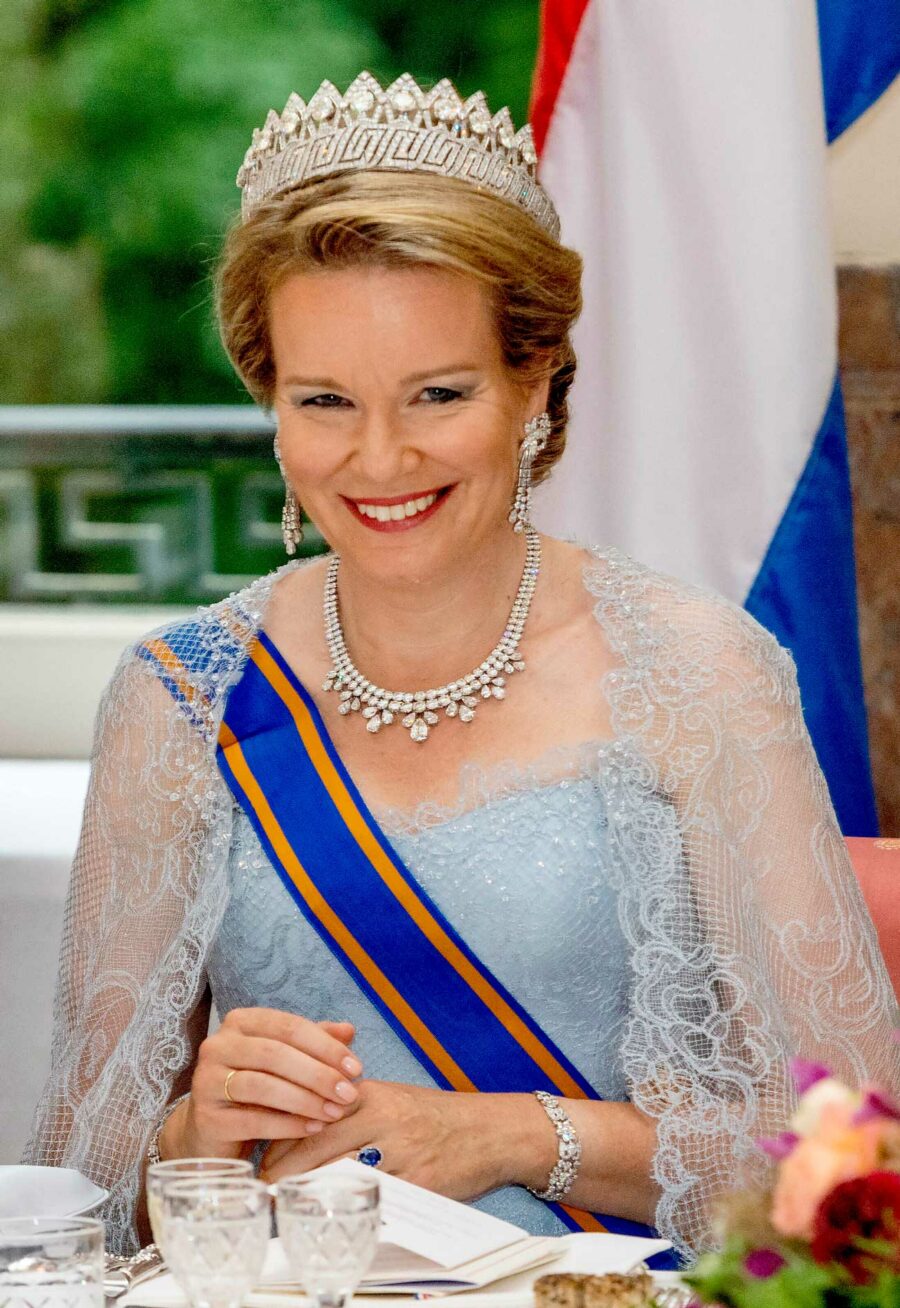 La reine Mathilde porte le diadème des Neuf Provinces et le diadème ...