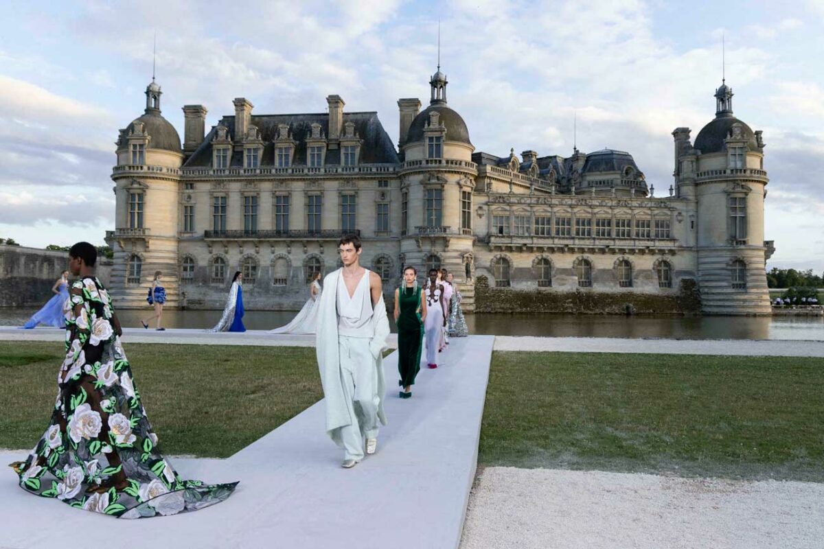 La princesse Vittoria de Savoie au défilé Valentino à Chantilly : le château transformé en ...
