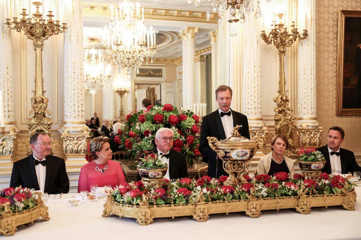 Collier Art Déco avec saphir, robes Natan et Carolina Herrera : les ...