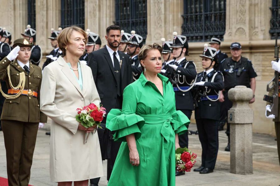 Collier Art Déco avec saphir, robes Natan et Carolina Herrera : les ...