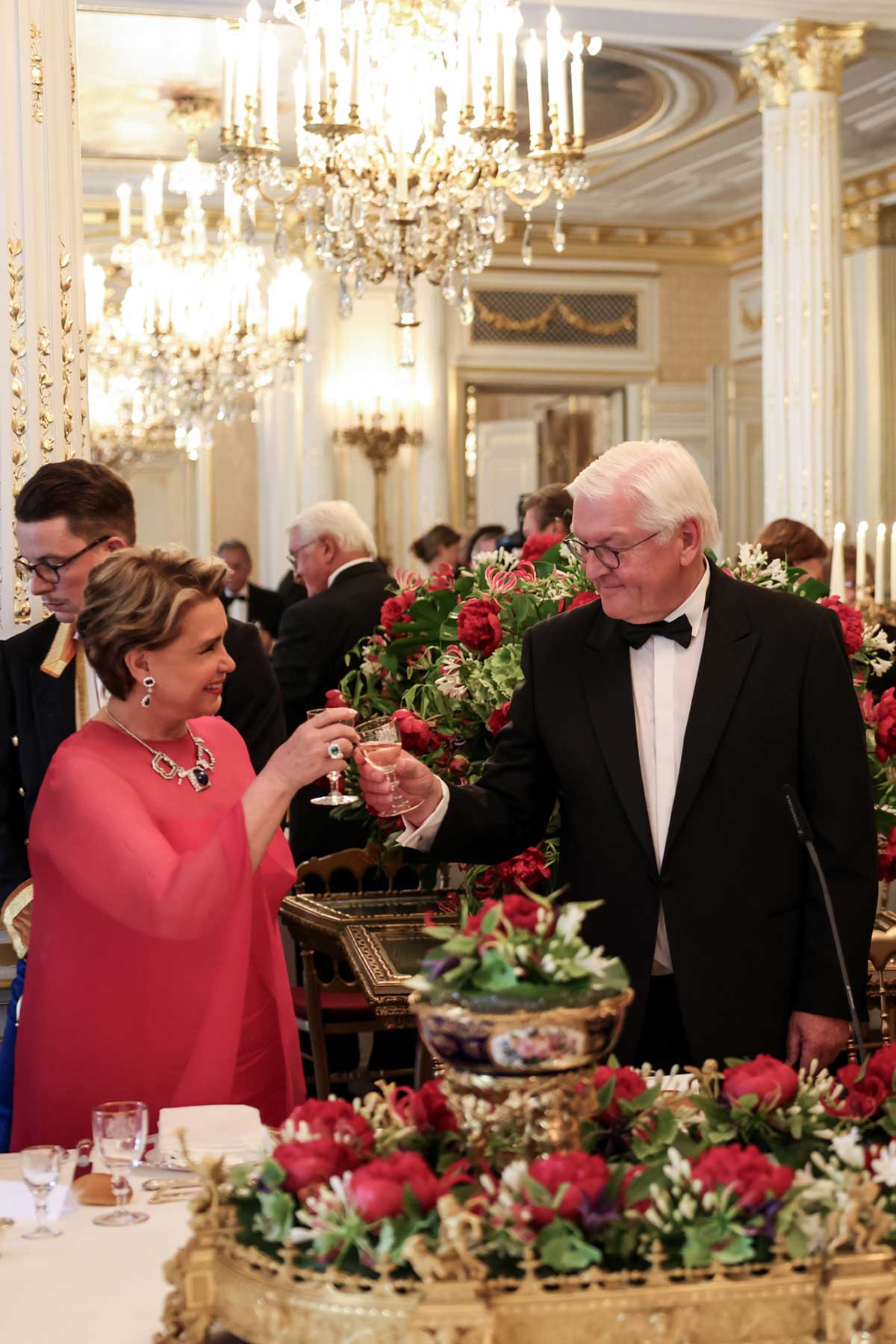 Collier Art Déco avec saphir, robes Natan et Carolina Herrera : les ...