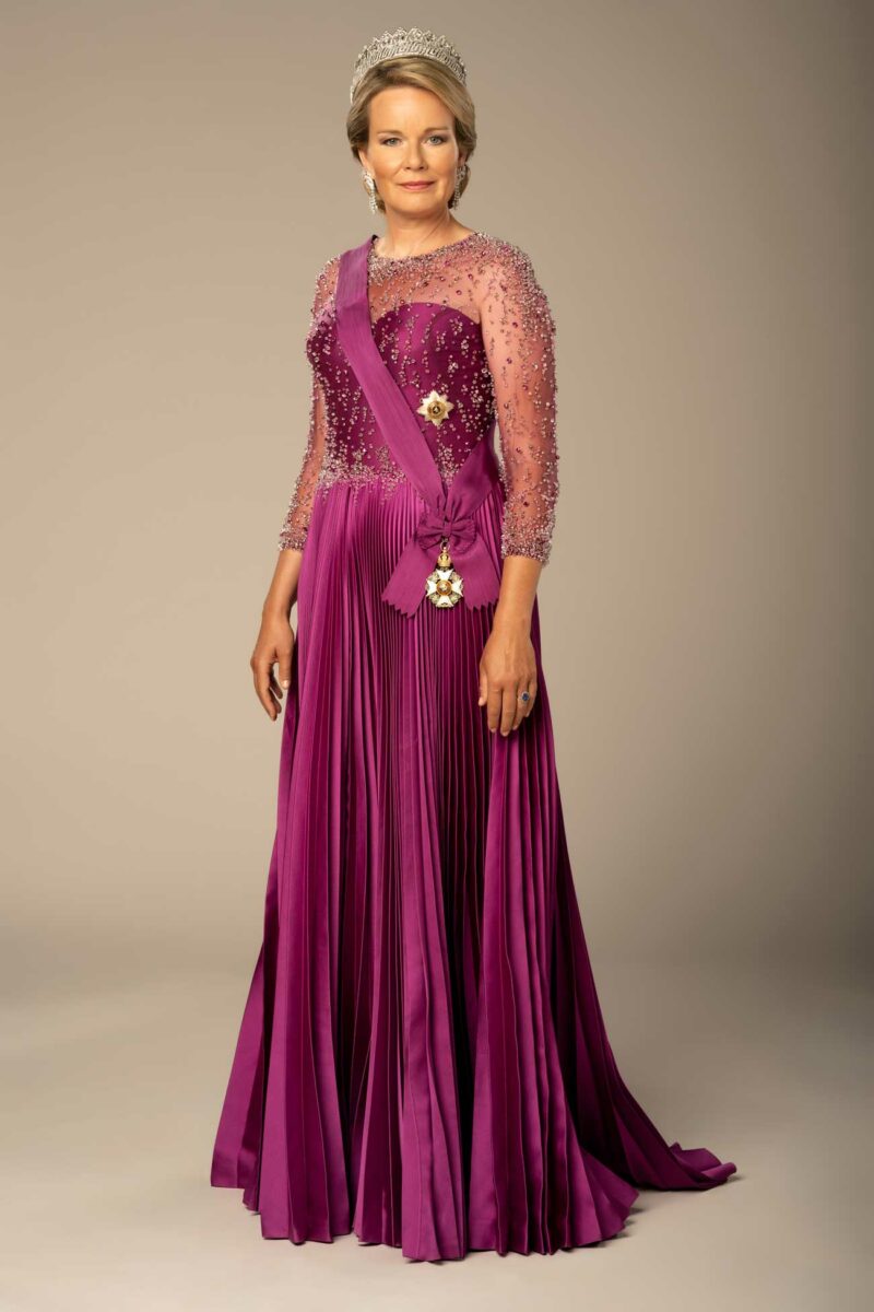 Nouveaux portraits officiels du roi Philippe et de la reine Mathilde ...