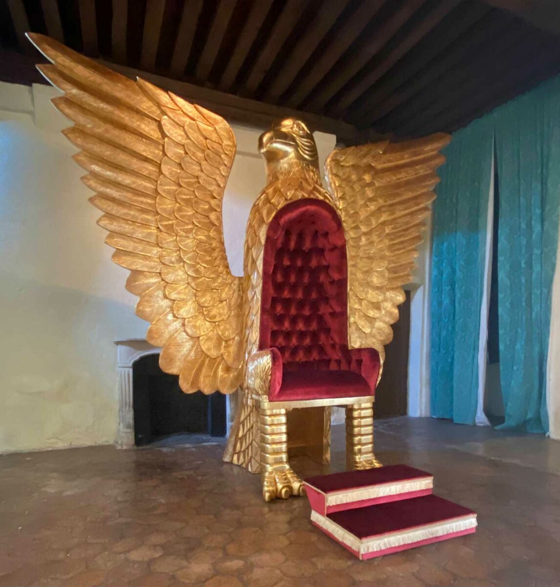 Le château de Condé expose des trônes impériaux, mythiques et fantasques