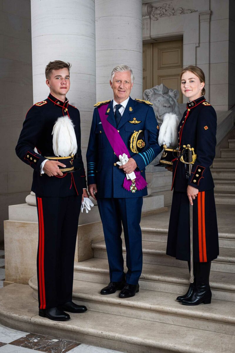 Portraits officiels du roi Philippe qui pose fièrement avec la ...