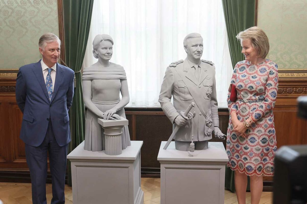 Le roi Philippe et la reine Mathilde entrent au Sénat : les souverains ...