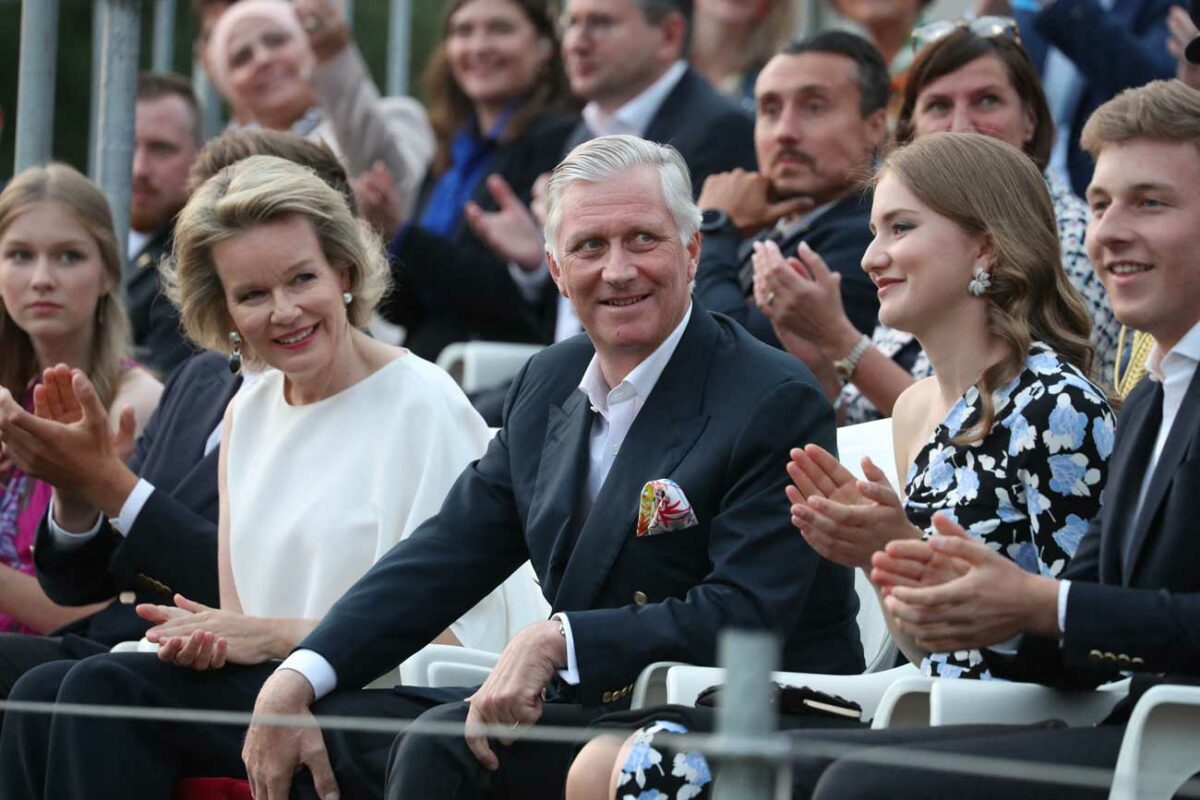 La famille royale belge assiste au feu d'artifice exceptionnel de la ...