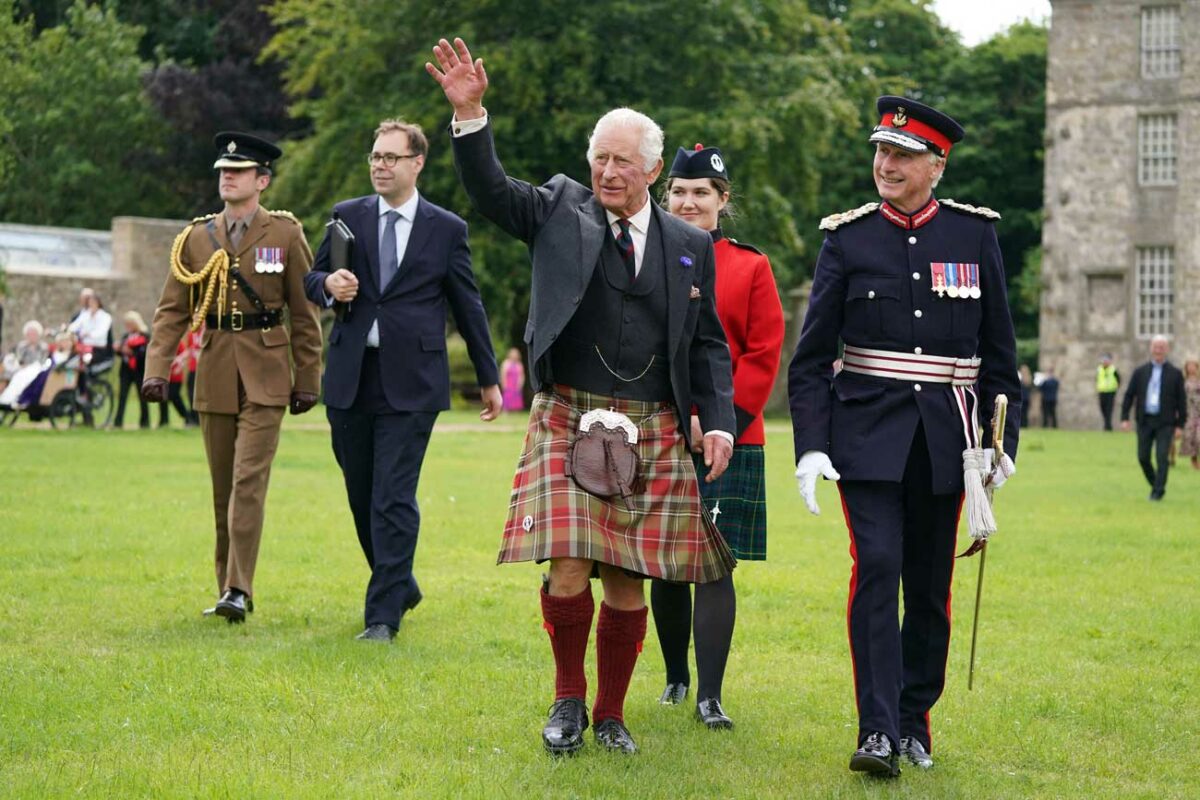 Charles III entame sa Semaine écossaise en kilt : cérémonie des clés au ...