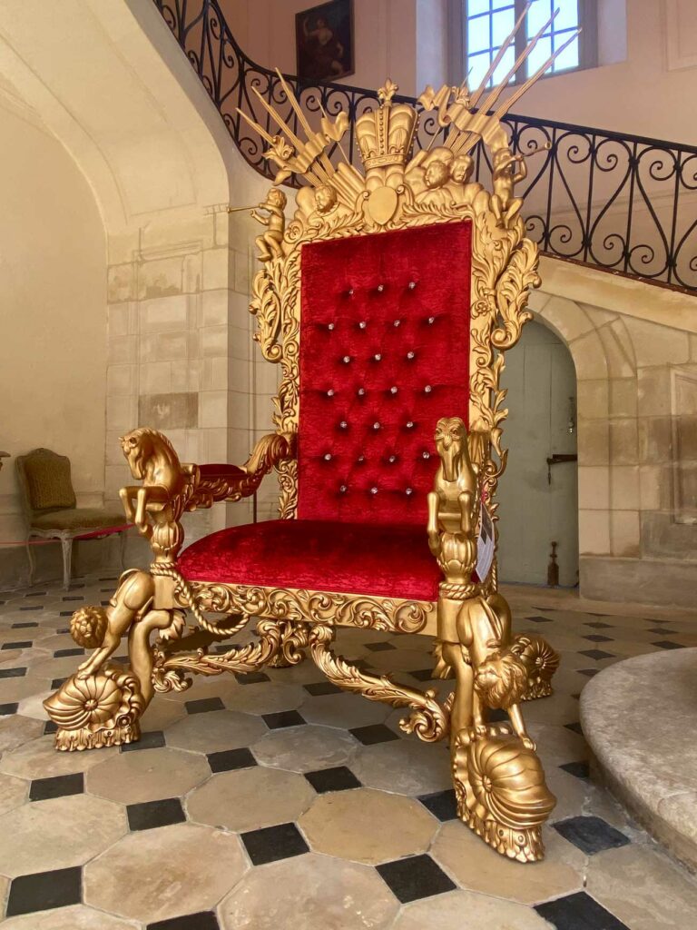 Le château de Condé expose des trônes impériaux, mythiques et fantasques