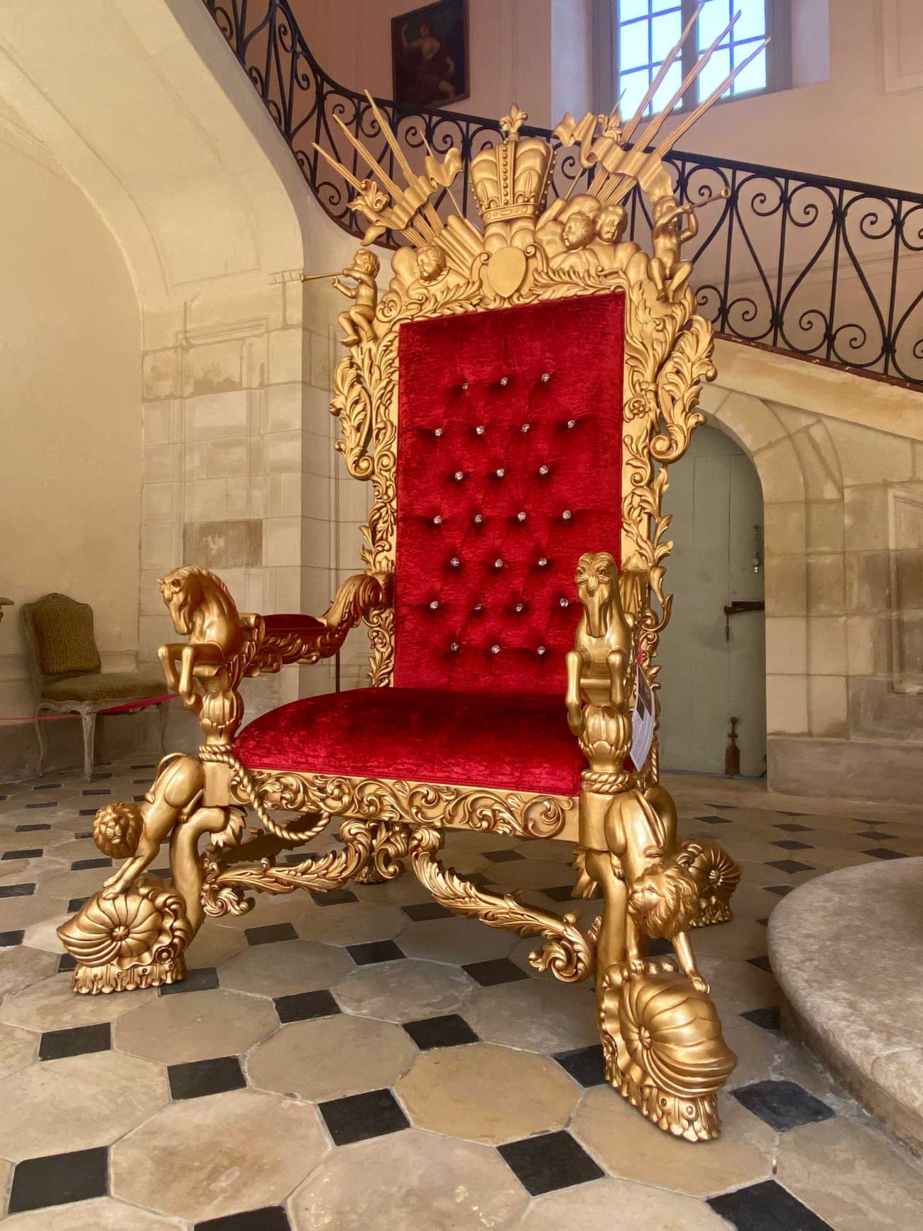 Le château de Condé expose des trônes impériaux, mythiques et fantasques