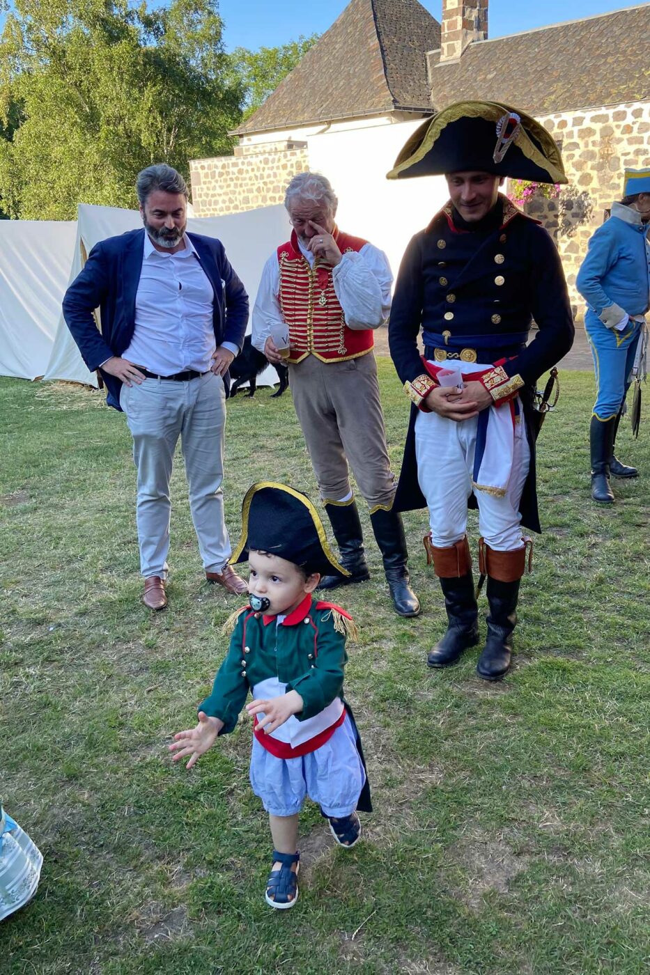 L'adorable petit prince Joachim Murat assiste à la reconstitution de la ...