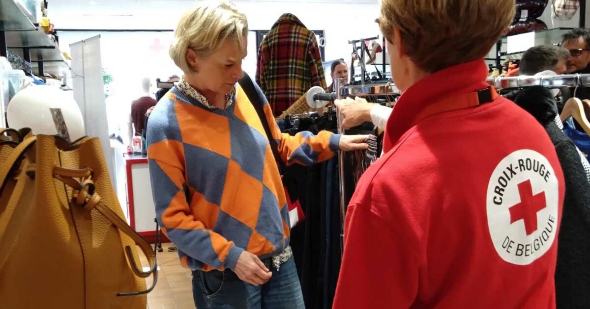 Le shopping de la princesse Delphine dans la boutique de seconde main ...