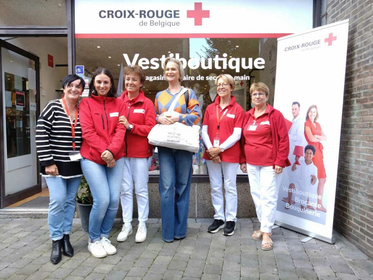 Le shopping de la princesse Delphine dans la boutique de seconde main ...