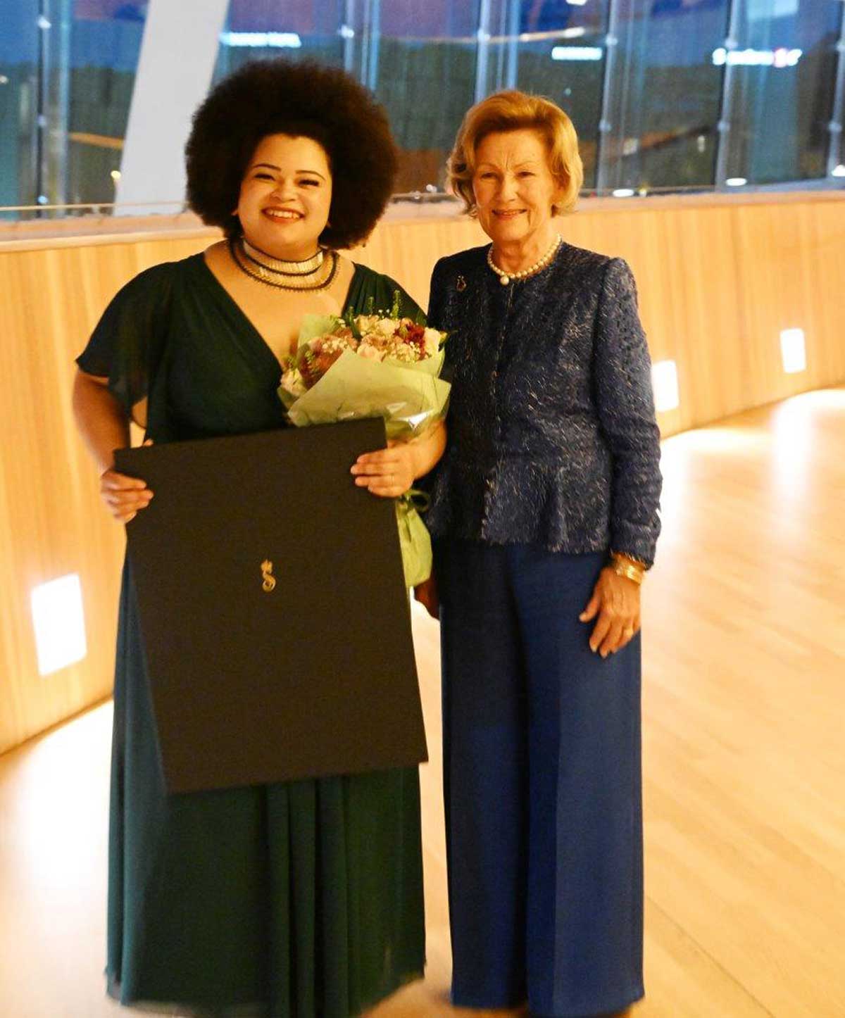 La reine Sonja de Norvège sacre la contre-alto Jasmin White en lui ...