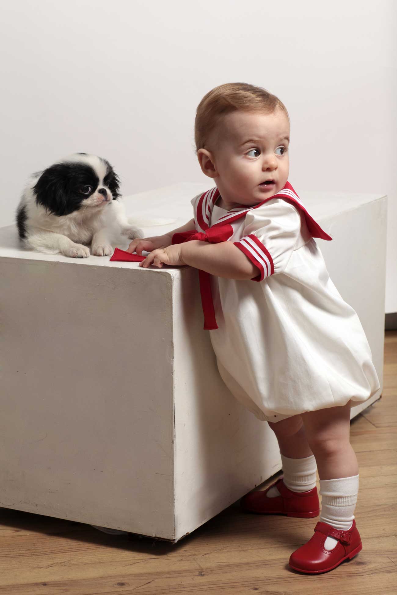 Le prince Alexandre Romanov apprivoise son nouveau chien Ming